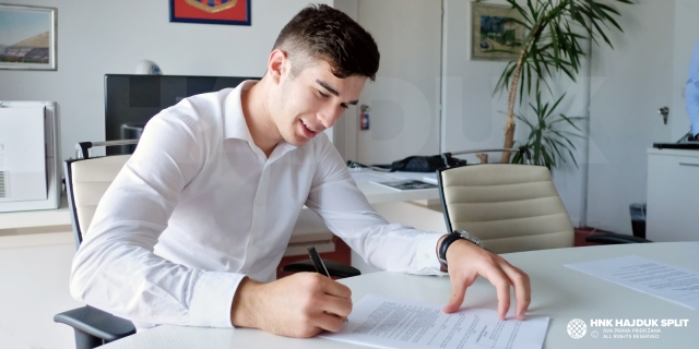 Ivan Delić potpisao prvi profesionalni ugovor! • HNK Hajduk Split